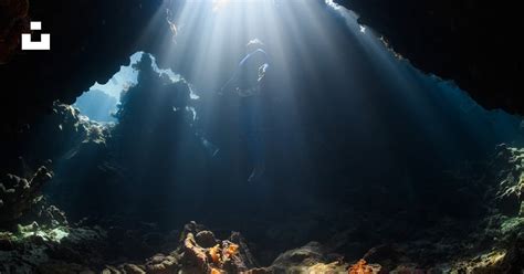 바다의 동굴을 통해 햇빛이 비춥니다 사진 Unsplash의 무료 사우디아라비아 이미지