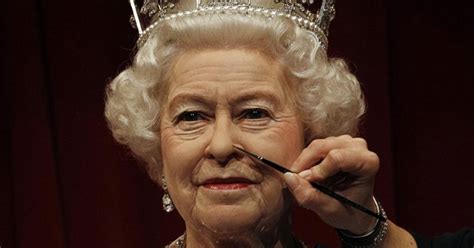 დედოფალ ელიზაბეტის ახალი ცვილის ფიგურა მადამ ტიუსოს მუზეუმში ტაბულა