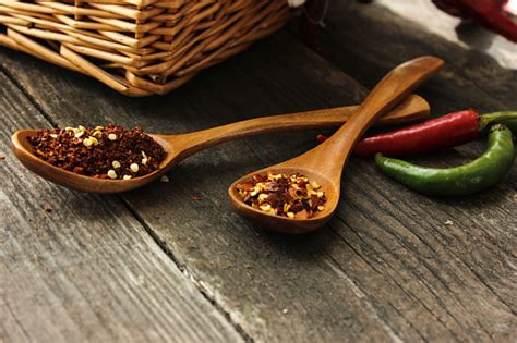 나무 숟가락에 향신료 블랙과 레드 페퍼 파프리카 칠리 시즈닝클로즈업 요리 개념 맛 조미료 나무 테이블에 다양한 인도 뜨거운 향신료와 허브 건강한 식생활에 대한 스톡 사진 및