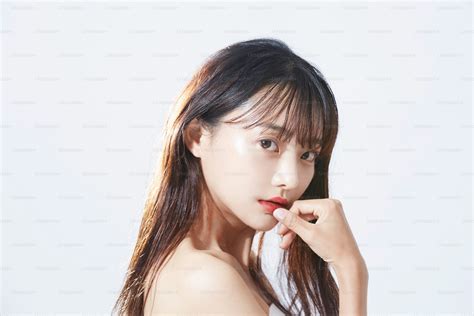 부드러운 하이라이트를 가진 젊은 아시아 여성의 아름다움 개념 초상화 사진 Unsplash의 초상 이미지