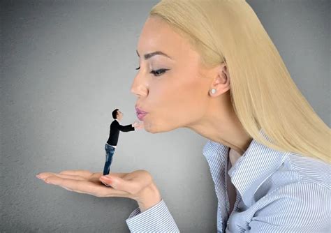 ⬇ Скачать картинки Большая женщина маленький мужчина стоковые фото