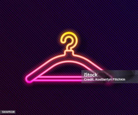 검은 색 배경에 고립 된 빛나는 네온 라인 행거 옷장 아이콘 망토룸 아이콘입니다 의류 서비스 기호 세탁 걸이 표지판 벡터 일러스트레이션 0명에 대한 스톡 벡터 아트 및 기타