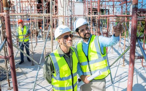 엔지니어는 계약자와 대화하여 작업을 감독하고 계획합니다 2명에 대한 스톡 사진 및 기타 이미지 2명 30 34세 35