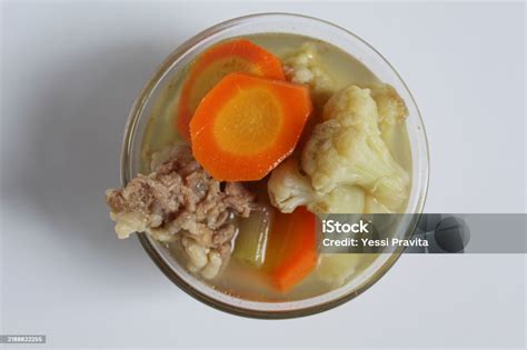 야채를 곁들인 쇠고기 수프 작은 투명 그릇에 담겨 흰색 배경에 고립되어 있으며 평평한 위치 또는 평면도 건강한 생활방식에 대한 스톡 사진 및 기타 이미지 Istock