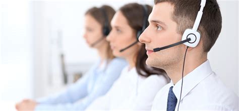 센터 운영자를 호출 합니다 고객을 컨설팅 하면서 헤드셋에 사업에 집중 It 지원에 대한 스톡 사진 및 기타 이미지 It 지원