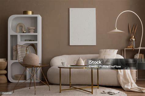 모형 포스터 프레임 모듈식 소파 대리석 램프 원형 카펫 금색 커피 테이블 슬리퍼 및 개인 액세서리가 있는 따뜻하고 아늑한 거실