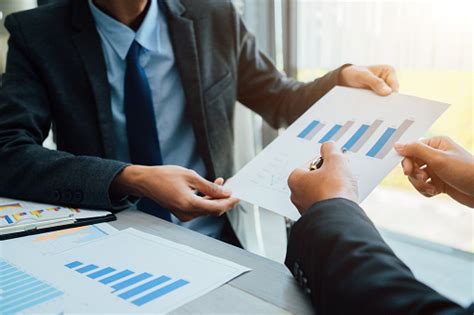 비즈니스 인력 파트너는 사무실에서 회의 하는 동안 회의실에서 함께 논의 에서 문서와 아이디어를 논의 2명에 대한 스톡 사진 및 기타 이미지 Istock