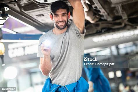 전문 적인 모습 백인 자동차 서비스 기술자의 초상화 사진 차 아래 차량 아래 서 자동차 수리점에서 조명 횃불을 들고 2명에 대한 스톡 사진 및 기타 이미지 Istock
