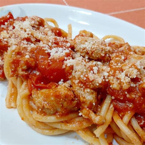 Bucatini Al Sugo Di Pomodorini Con Salsiccia E Pecorino