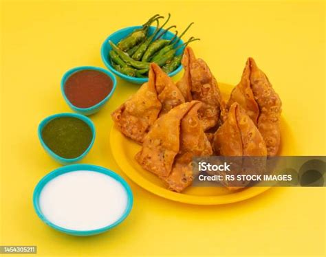 인도 길거리 음식 사모사 또는 사모사는 바삭하고 매운 삼각형 모양의 스낵입니다 가득 찬에 대한 스톡 사진 및 기타 이미지 가득 찬 감자 요리 거리 Istock