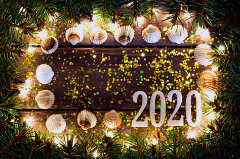 2020 과 조개 열대 목적지에 겨울 휴가의 개념 복사 공간이있는 상단보기 이미지와 축제 크리스마스 카드 0명에 대한 스톡 사진