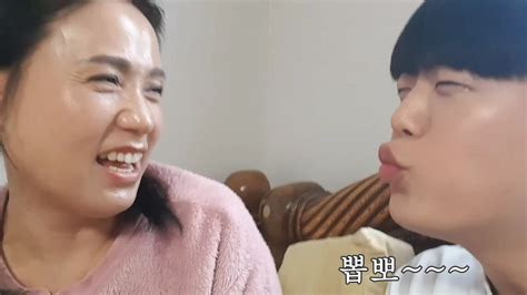 [eng] 대리만족 엄마한테 무작정 애교떨고 뽀뽀해보기 Youtube