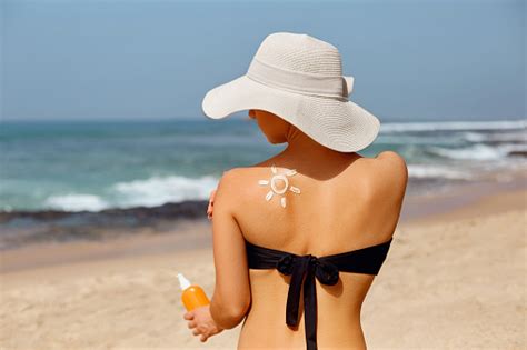 햇볕에 햇볕에 선크림을 바르는 여성 스킨 과 바디 케어 피부에 자외선 차단제를 사용하는 소녀 건강한 생활방식에 대한 스톡 사진 및 기타 이미지 Istock