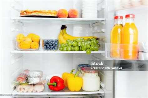 Buka Lemari Es Atau Pintu Lemari Es Yang Diisi Dengan Buahbuahan Segar Sayuran Jus Foto Stok