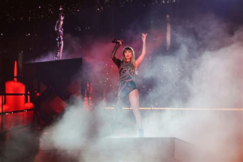 Taylor Swift Joined By Marcus Mumford At Las Vegas Show