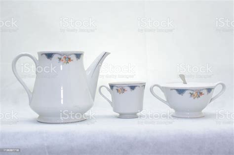 흰색 배경에 고립 된 우아하고 전통적인 뜨거운 음료 컵의 모의 업 디자인 세트 0명에 대한 스톡 사진 및 기타 이미지 0명 개체 그룹 건강한 생활방식 Istock
