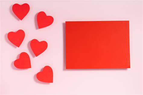발렌타인 데이 프레임 구성 파스텔 핑크 배경에 빨간 마음 빈 종이 상단 보기 플랫 레이 복사 공간 2월에 대한 스톡 사진 및 기타 이미지 Istock