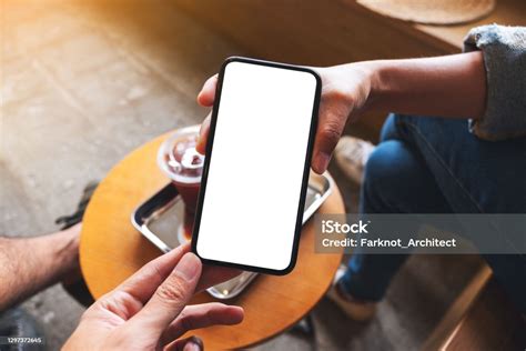 남자에게 빈 데스크톱 화면이있는 휴대 전화를 보여주는 여성 가득 찬에 대한 스톡 사진 및 기타 이미지 가득 찬 스마트폰 장치 화면 Istock
