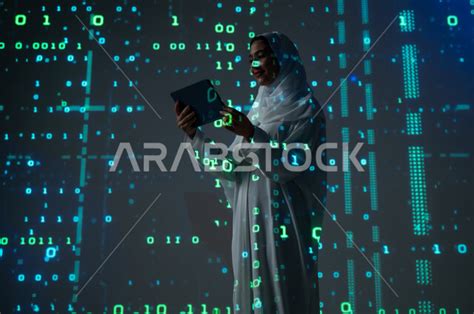 رموز وارقام ولغات برمجية، استخدام التقنيات الحديثة المتطورة، إمرأة