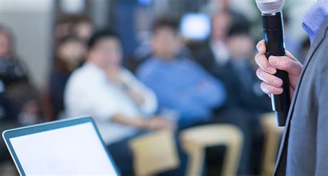 모임 발표자입니다 비즈니스 인력 교육 및 학습과의 컨퍼런스 흐린 배경코칭 컨셉 세미나 이벤트 기간 동안 홀에서 청중에게 말하는 연사 강의 시리즈 연설 대학교에 대한 스톡