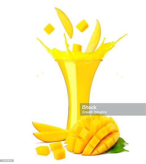 망고 주스 스플래시 흰색 배경에 고립 망고 슬라이스를 곁들인 유리 망고 주스 0명에 대한 스톡 사진 및 기타 이미지 0명 3차원 형태 가득 찬 Istock