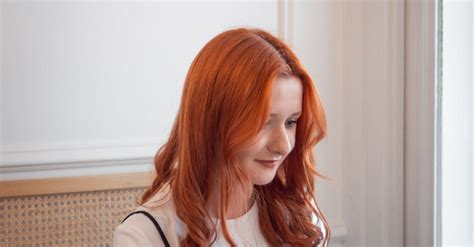 고용 공부하다 기술 기술에 정통한 기업가 노트북 디지털 디지털 기기 머리 색깔 비즈니스 빨간 머리 사무실 생강 머리 생산성 성인 소통 스마트폰