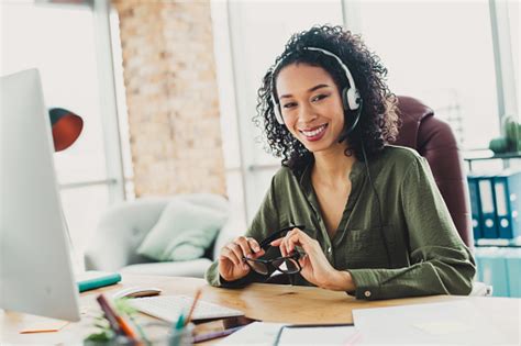 자신감 넘치는 젊은 사업가 캐주얼 복장 헤드폰을 끼고 밝고 현대적인 사무실 환경에서 일하는 25 29세에 대한 스톡 사진 및 기타 이미지 Istock