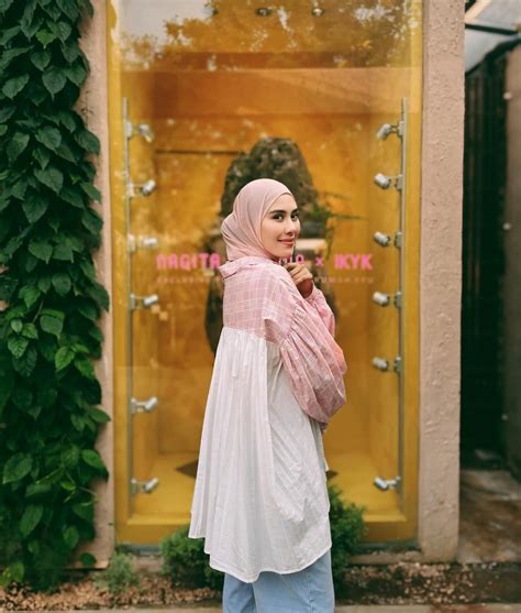 10 Potret Syahnaz Sadiqah Kenakan Hijab Sepulang Berhaji