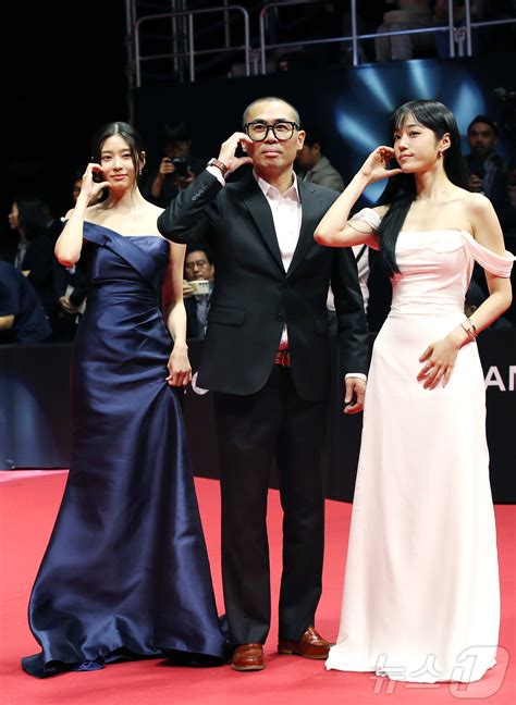 볼 하트 하는 김민주·조선호 감독·노윤서 뉴스1