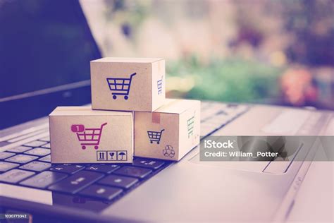 온라인 쇼핑 전자 상거래 및 배달 서비스 개념 장바구니와 종이 팩 종이 또는 노트북 키보드에 로고를 트롤리 인터넷을 통해 소매 사이트에서 고객 주문 들을 묘사 가격에 대한