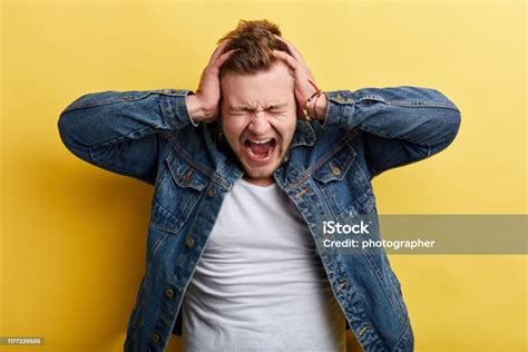 화가 미친 분노 좌절 남자 는 손으로 그의 머리를 들고 외치고 감정에 대한 스톡 사진 및 기타 이미지 감정 개념 개념과