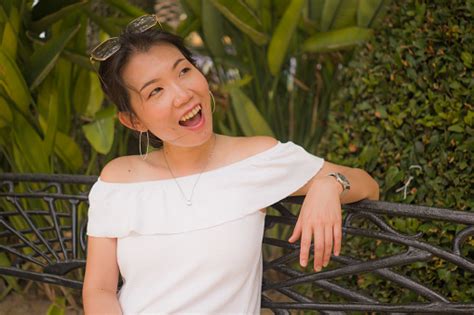 공원 벤치에 젊은 아름답고 행복한 아시아 여자 관광 산책 투어 중 휴식 여름 드레스에서 매력적인 일본 소녀의 라이프 스타일 초상화 20 24세에 대한 스톡 사진 및 기타