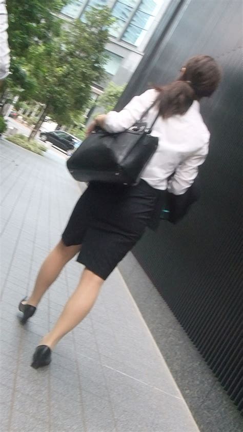 就活ブラウス姿で靴パカを見せつける露出魔リクスー女子大生様レア画像集 女の脚はズリネタです
