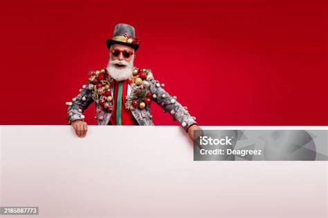 산타 클로스의 사진 재미 있는 남자 포인트 흰색 빈 공간 옷을 입은 크리스마스 트리 공 의상 선글라스 절연 빨간색 배경 55 59세에 대한 스톡 사진 및 기타 이미지