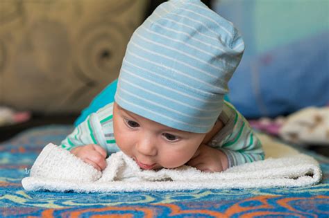 아기 모자와 함께 위장에 거짓말을 하 고 그녀의 머리를 높이 건강한 생활방식에 대한 스톡 사진 및 기타 이미지 건강한 생활방식 귀여운 낮잠 Istock