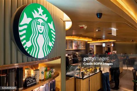 Starbucks Store Fotografías e imágenes de stock - Getty Images