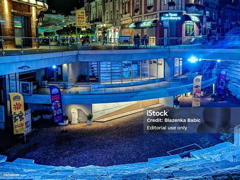 조명이 켜진 고대 로마 극장 시내의 보행자 구역 플로브 디프 2019 년 유럽 문화 수도 European Capital Of Culture에 대한 스톡 사진 및 기타 이미지