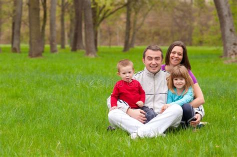 Familia Feliz Joven Que Se Divierte En La Naturaleza Foto De Archivo Imagen De Prado Amor