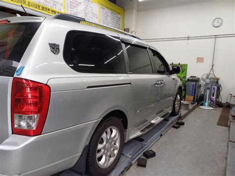 그랜드 카니발 자동차 조서석 차 문이 안에서 밖에서 모두 열리지 않음 그랜드 카니발 차 문이 안쪽과 바깥쪽에서 안 열림자동차 문 잠금장치 고장 수리 차 문이 열리지