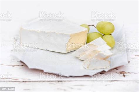 분할 영역 및 포도 나무 보드에 흰색 소박한에 신선한 브리 치즈 브리 치즈의 유형입니다 카망베르 치즈입니다 건강한 식생활에 대한 스톡 사진 및 기타 이미지 Istock