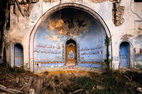 터키 동부의 녹지와 나무로 둘러싸인 파란색과 노란색 모스크 유적 0명에 대한 스톡 사진 및 기타 이미지 0명 건축 고고학 Istock