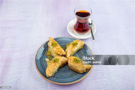 나무 테이블에 전통적인 터키 디저트 바클라바 피스타치오와 꿀을 곁들인 홈메이드 바클라바 가지안테프 시에 대한 스톡 사진 및 기타 이미지 가지안테프 시 가지안테프 주