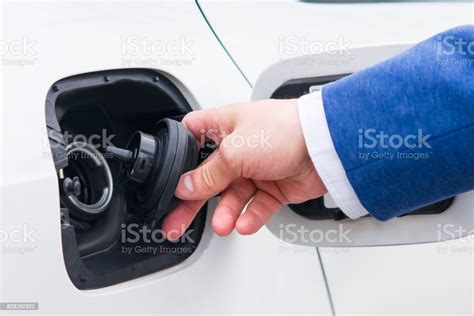 차에 연료 탱크의 뚜껑을 엽니다 소송에서 주유소 사업에 급 유 하는 차량 가솔린에 대한 스톡 사진 및 기타 이미지 가솔린 고무 기체 물리 구조 Istock