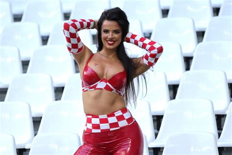 Ivana Knoll Esageratissima In Topless Al Mare Foto