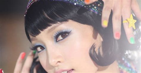 〈스포츠칸〉가수 소리 섹시 벗고 복고 입다