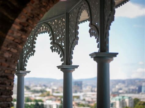 თბილისის ძველ ნაწილში დარეჯან დედოფლის სასახლე რომელიც მძიმე ავარიულ მდგომარეობაში იყო