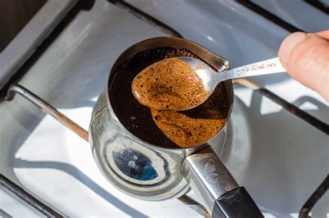 뜨거운 맛 있는 음료를 준비 하는 바리 스타 구리 터크에서 Cezve에 작은 화재에 커피에 대 한 물 종 기 커피 터크 유기 구리로 만든 부엌에 Cezve 구리 터크에 대