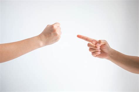 흰색 바탕에 바위 종이가 위 게임을 재생에 망치 또는 바위 기호와 손톱 기호 가위에 대한 스톡 사진 및 기타 이미지 가위