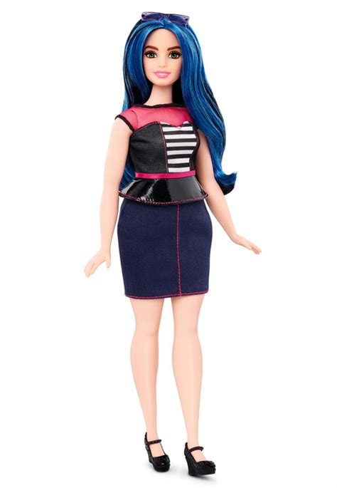 Curvy Barbie: у легендарной куклы появились пышные формы (фото ...