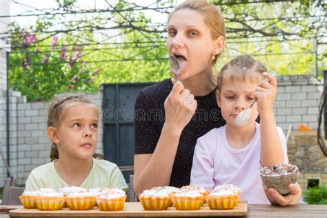 Mutter Mit Sohn Lecken Eiscreme Stockbild Bild Von Nett Feinschmecker